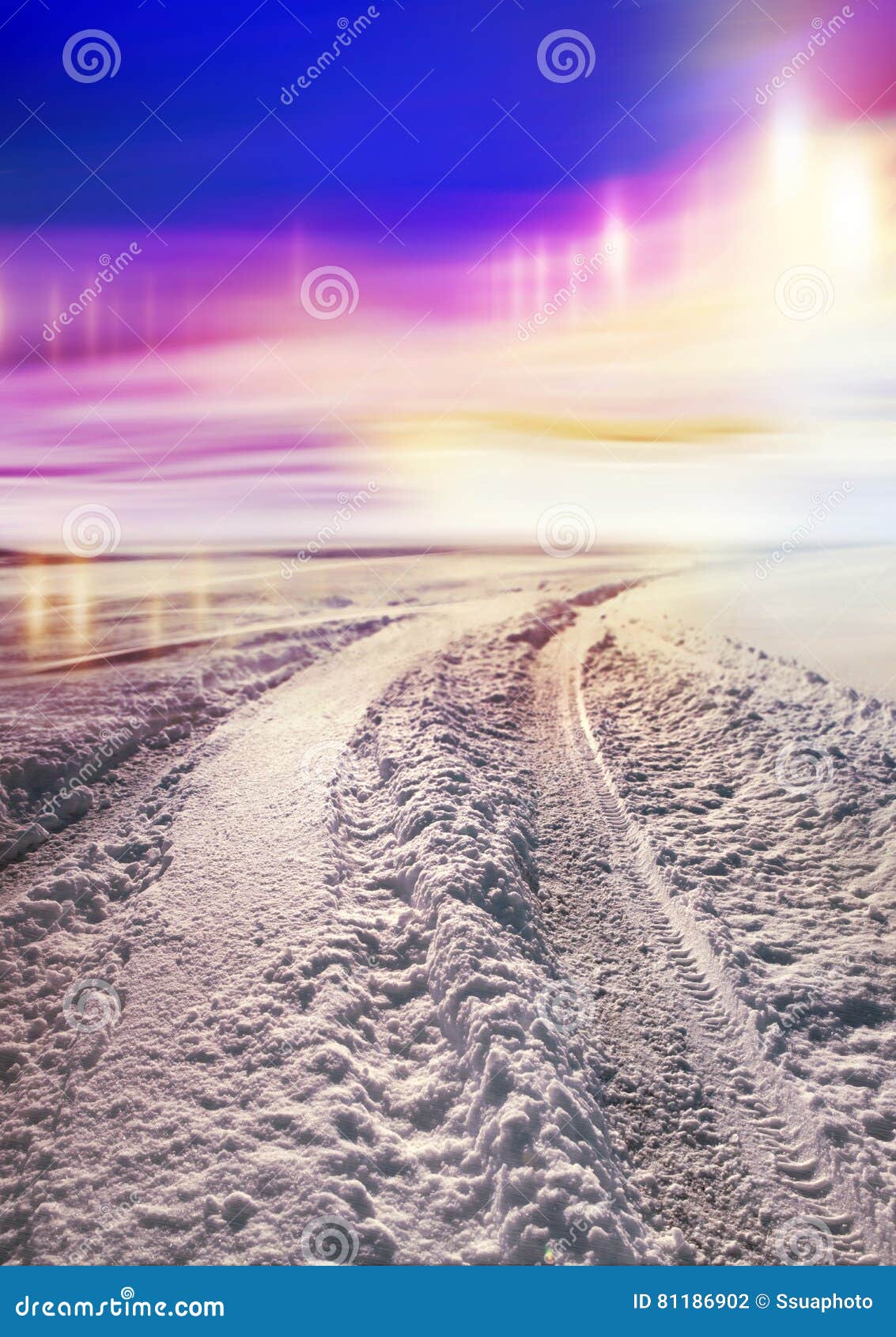 Strada Innevata E Luci Polari Fotografia Stock - Immagine di autostrada ...