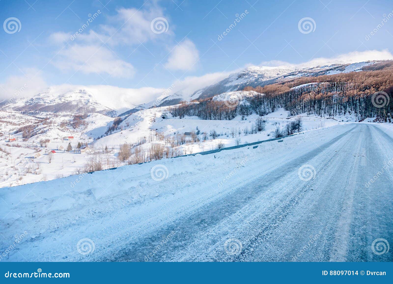 Strada Innevata in Montagne Del Montenegro Fotografia Stock - Immagine ...
