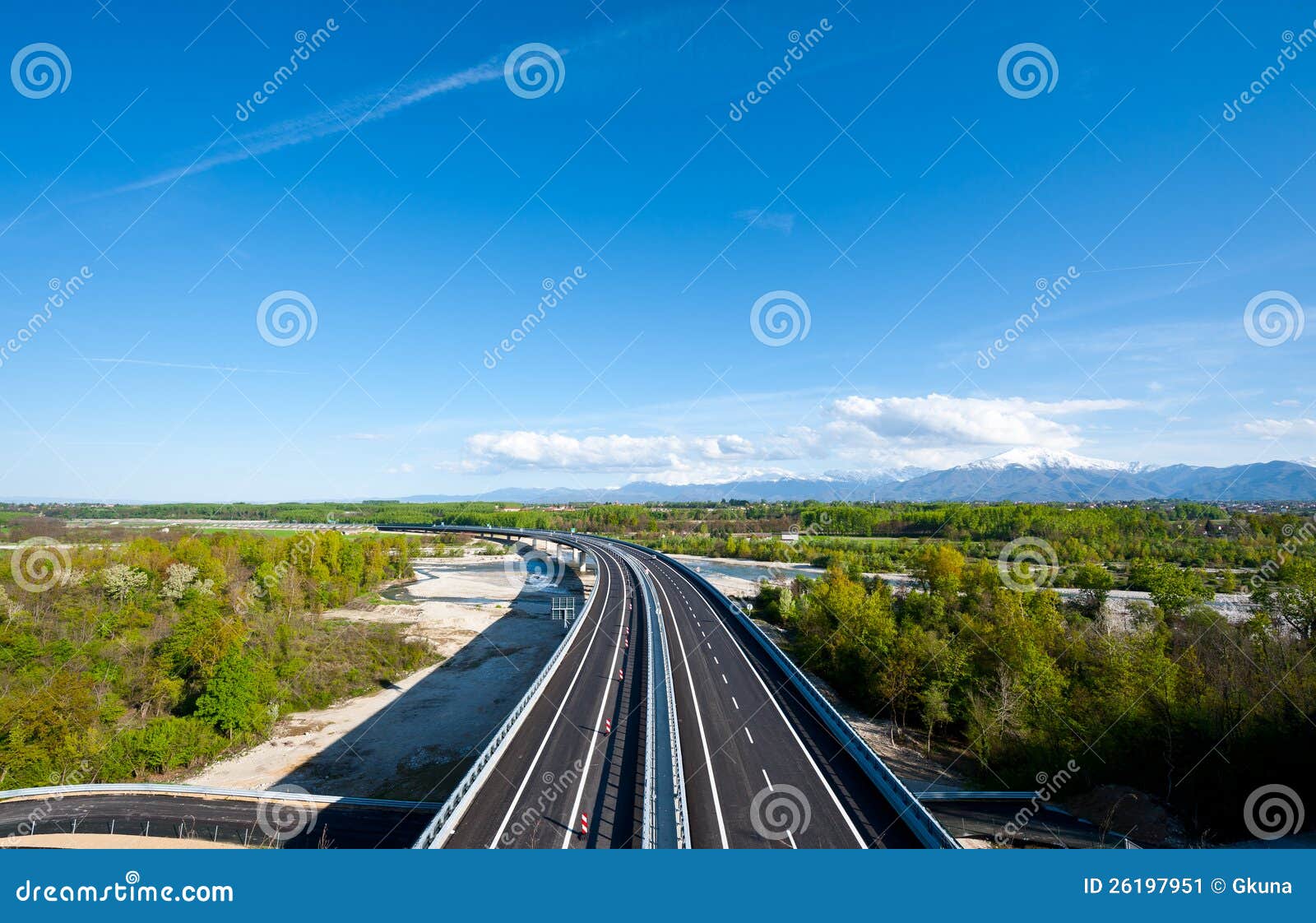 Strada moderna immagine stock. Immagine di montagna, nubi - 26197951