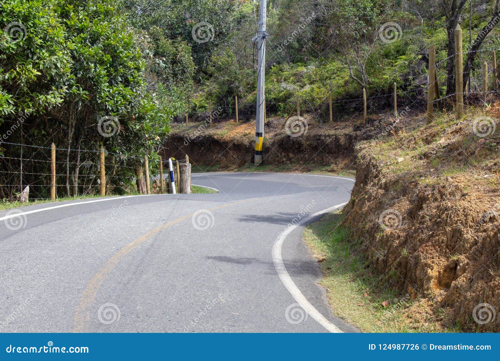 Strada Pericolosa Della Montagna Con Le Curve Fotografia Stock ...