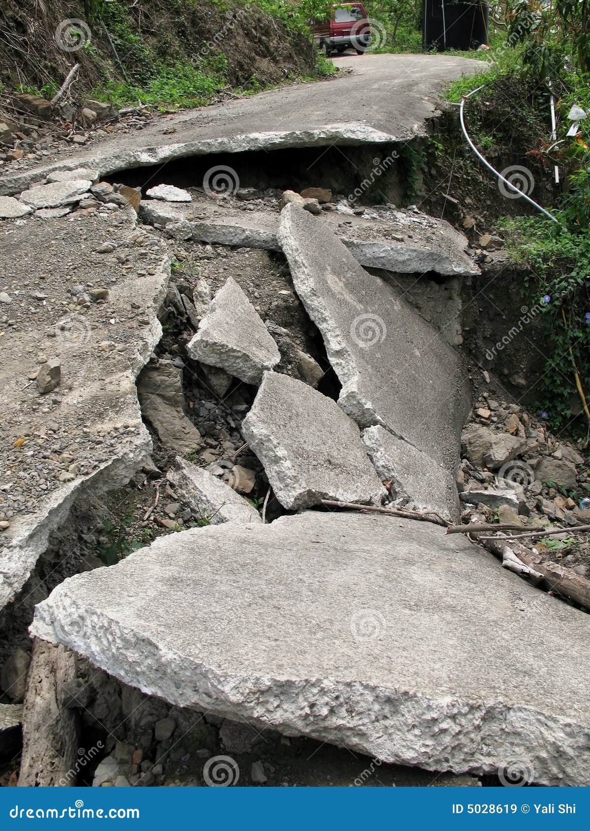 Strada rotta immagine stock. Immagine di danni, pericolo - 5028619