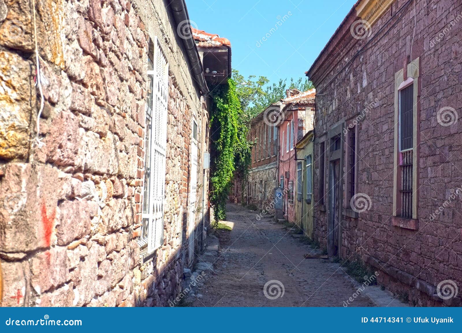 Strada Stretta Fra Le Vecchie Case Di Pietra Immagine Stock - Immagine ...