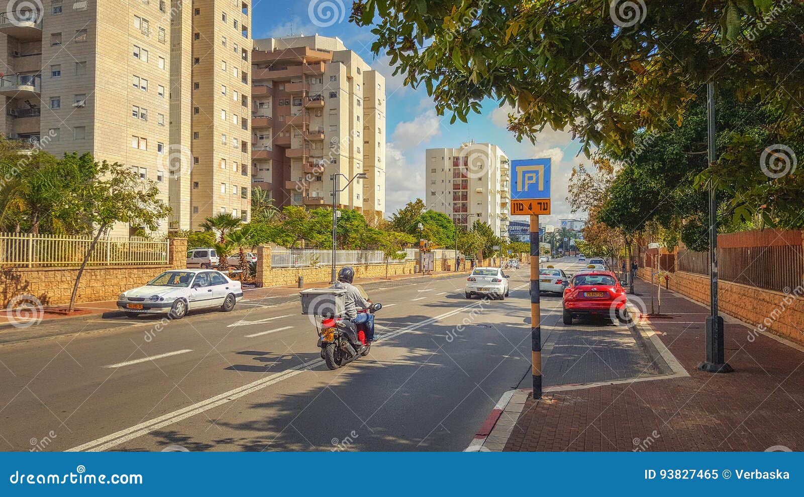 Strada Urbana Lungo I Condomini Esteriori Immagine Editoriale ...