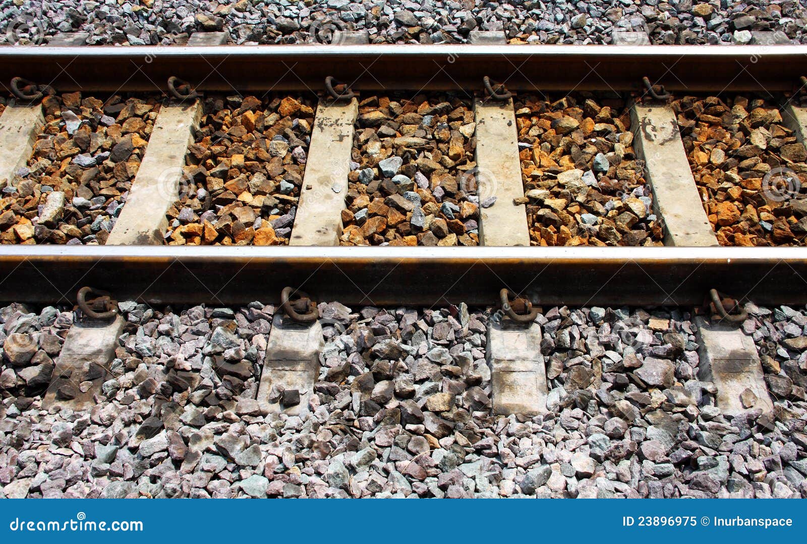 Strade Ferrate Sulla Traversina Concreta Immagine Stock - Immagine di ...