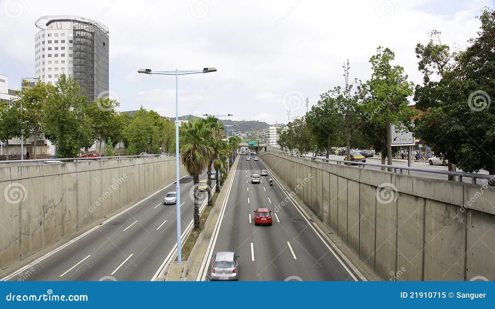 Strade urbane immagine stock. Immagine di veloce, barcellona - 21910715