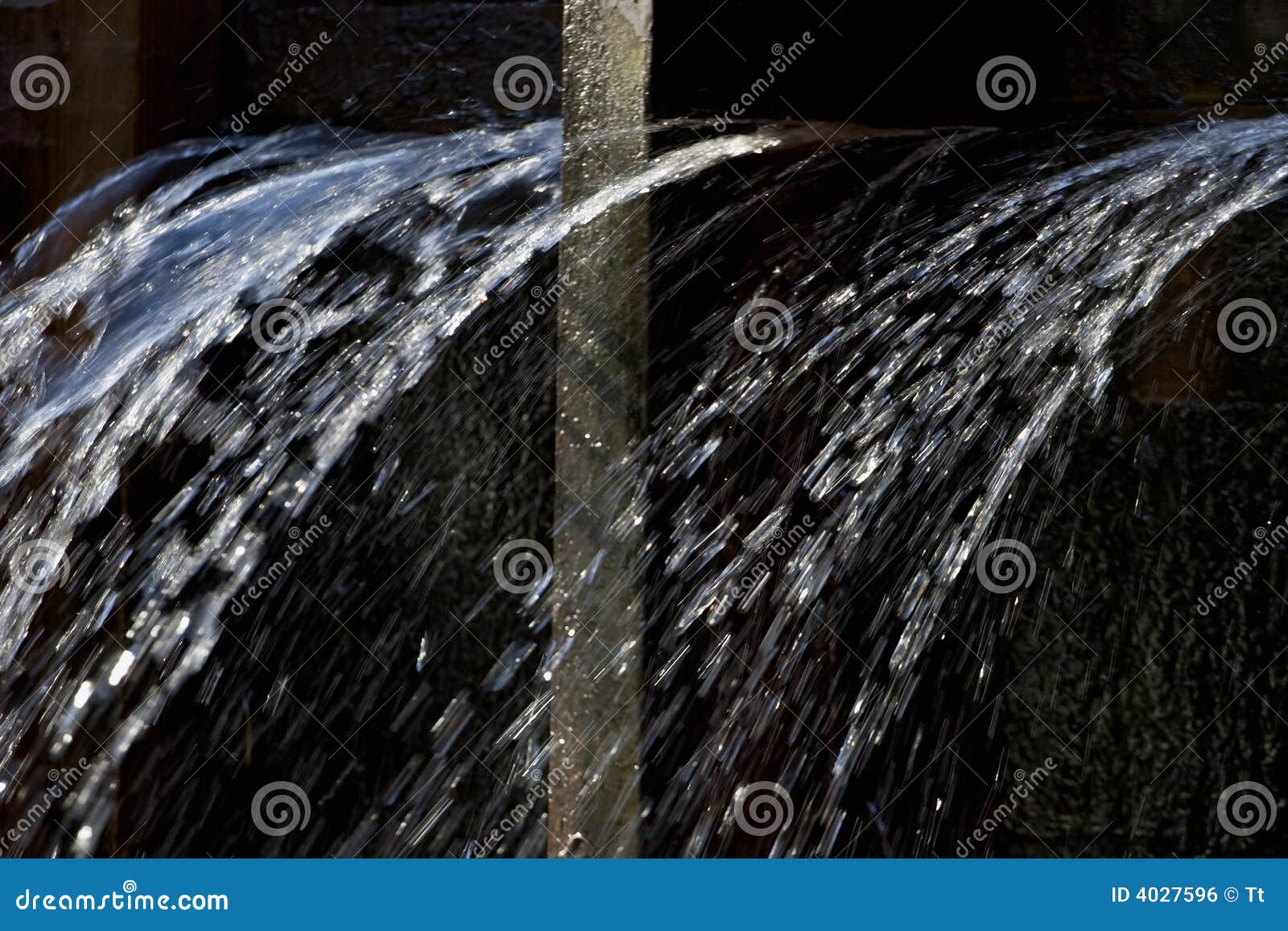 Strahl des Wassers stockfoto. Bild von stromschnellen - 4027596