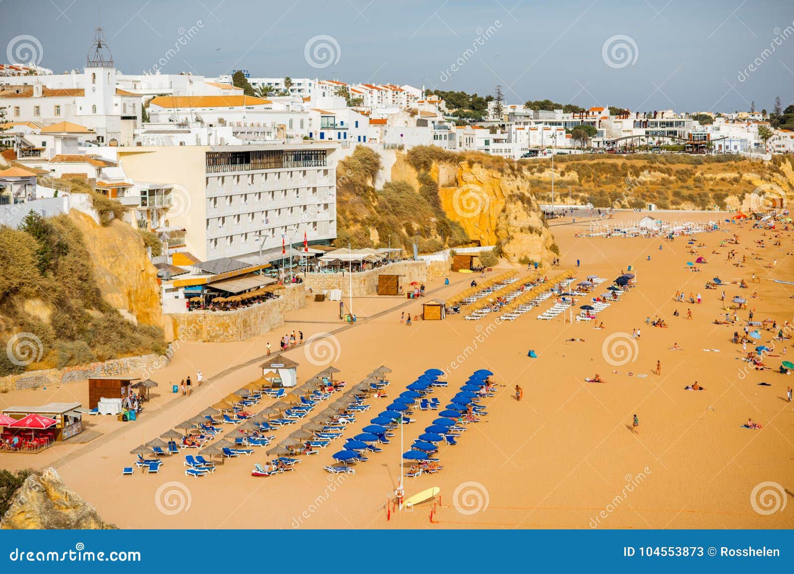Strand In Albufeira, Portugal Redaktionelles Stockfoto - Bild von ...