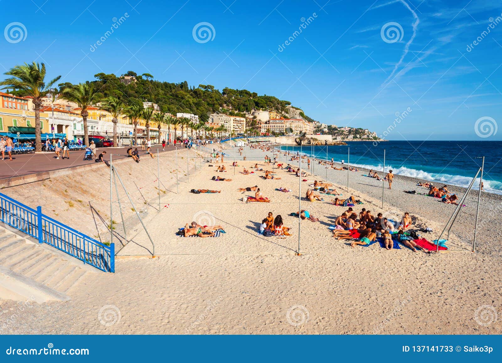 Strand-blauer Strand in Nizza, Frankreich Redaktionelles Stockfoto ...