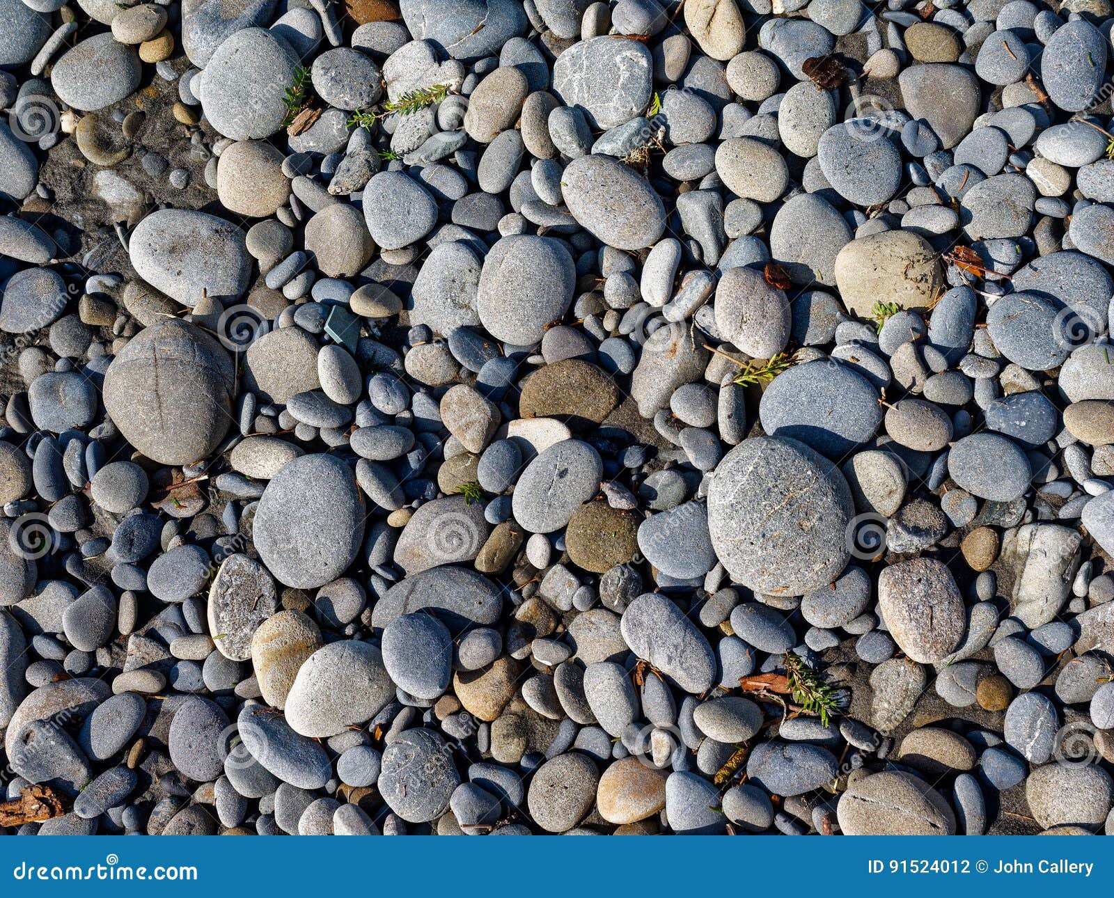 Strand-Boden entlang Ozean stockfoto. Bild von felsen - 91524012
