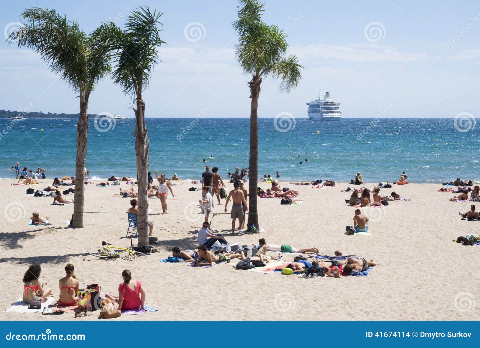 Strand in Cannes, Franse Riviera Redactionele Stock Afbeelding - Image ...