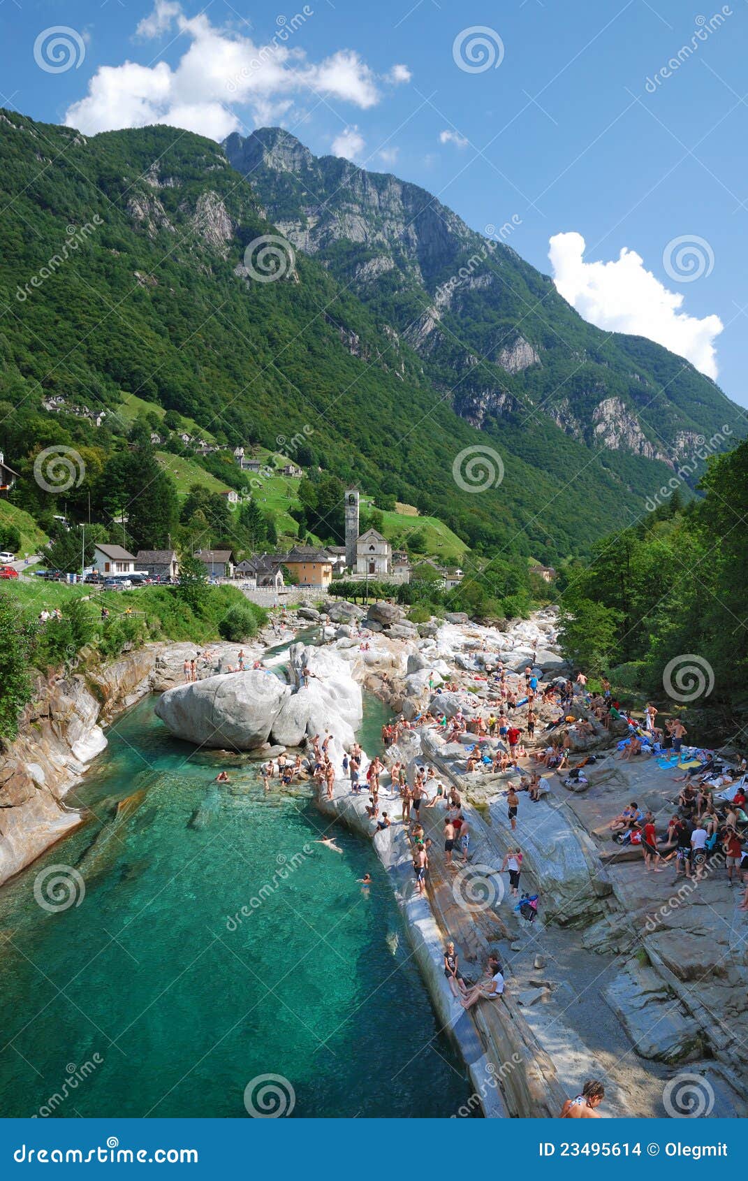 Strand in Den Sommer Schweizer-Alpen. Redaktionelles Stockbild - Bild ...