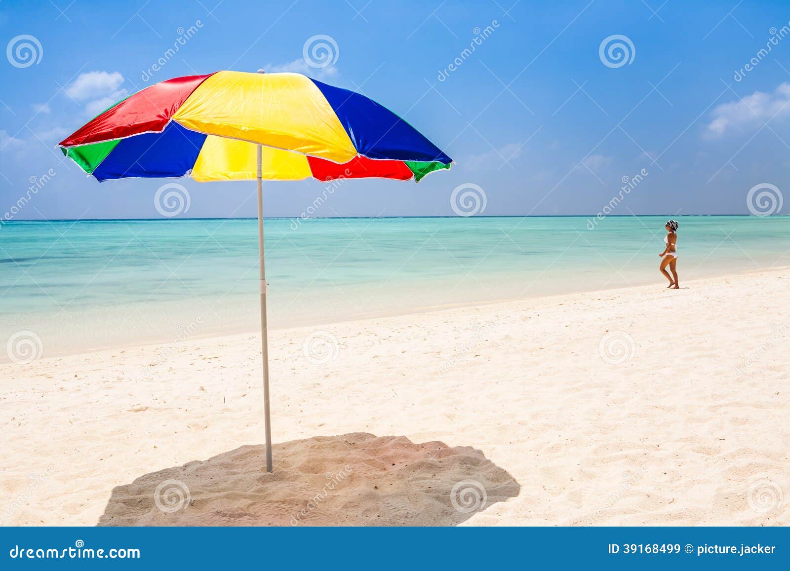 Strand, Kvinna Och Parasoll Fotografering för Bildbyråer - Bild av ...