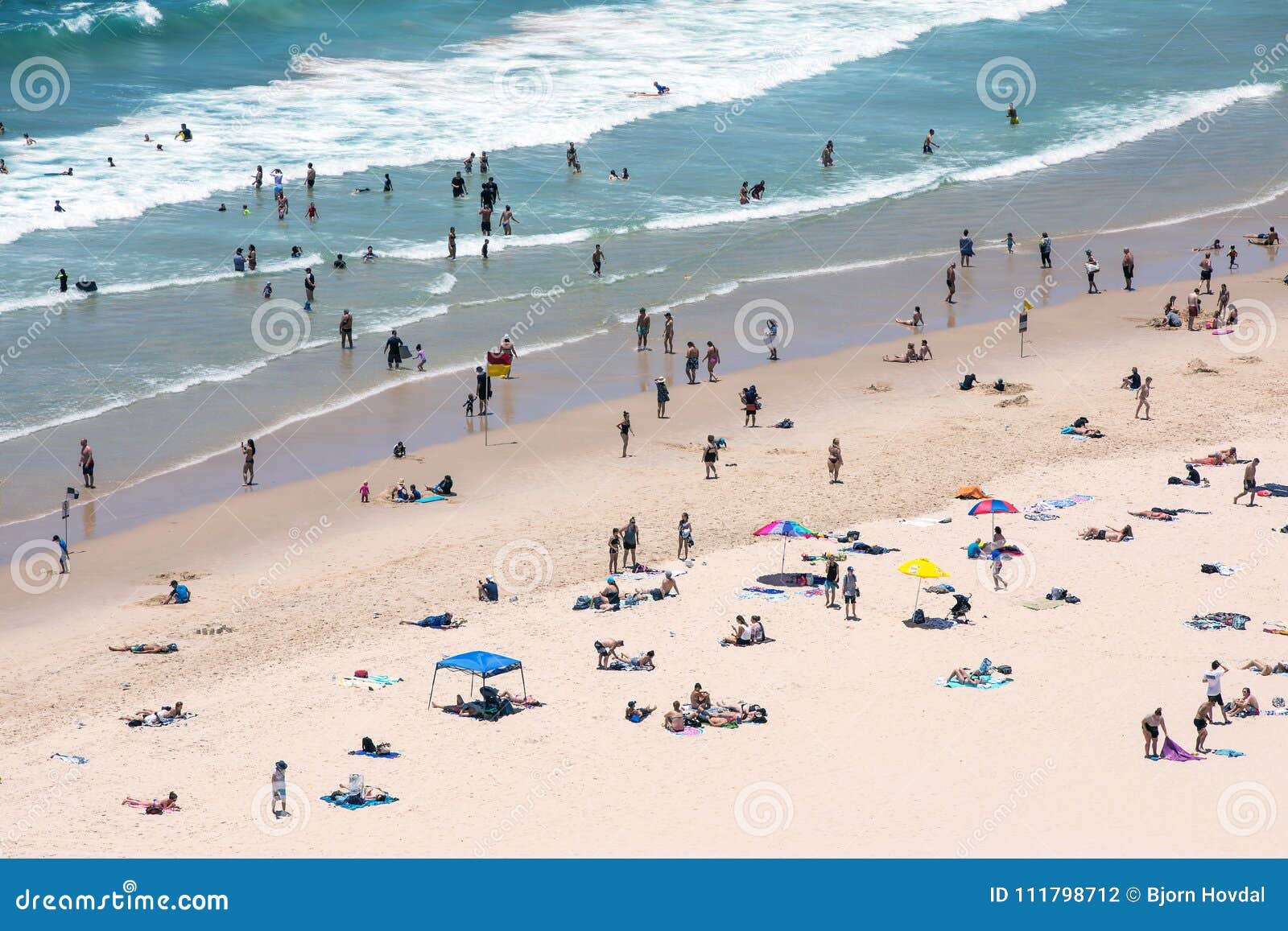 Strand met mensen redactionele fotografie. Image of golven - 111798712