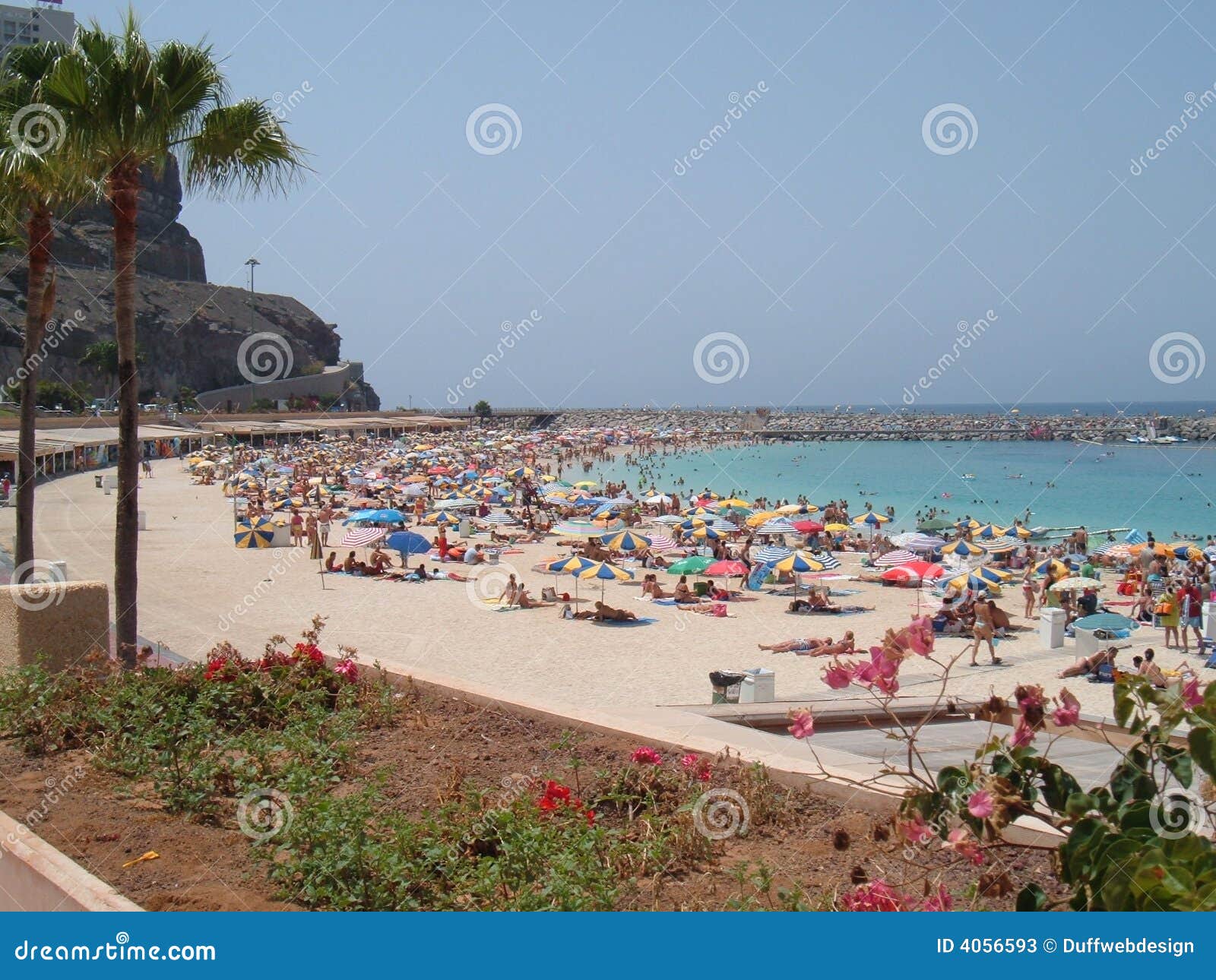 Strand met mensen stock afbeelding. Image of reis, oceaan - 4056593