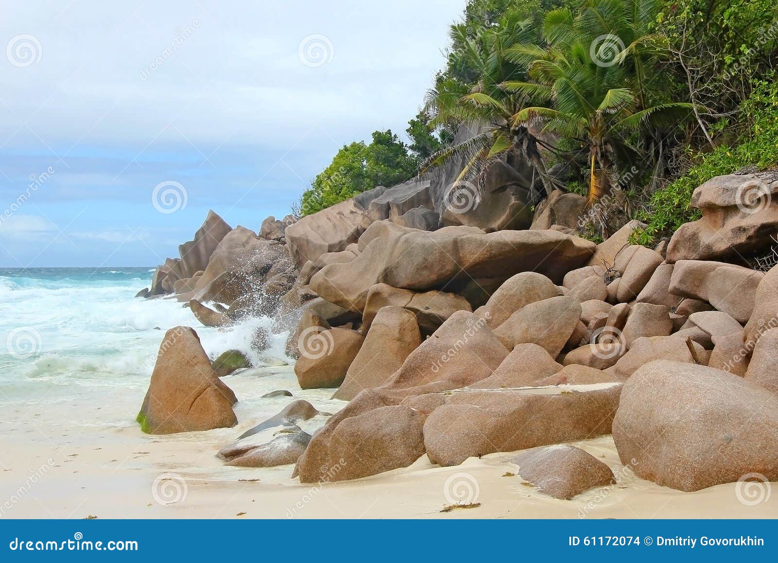 Strand Met Rotsen En Palmen Op Het Eiland Praslin Stock Foto - Image of ...