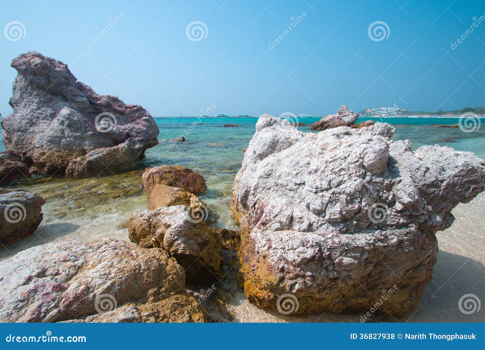 Strand mit Felsen stockfoto. Bild von stein, reise, blau - 36827938