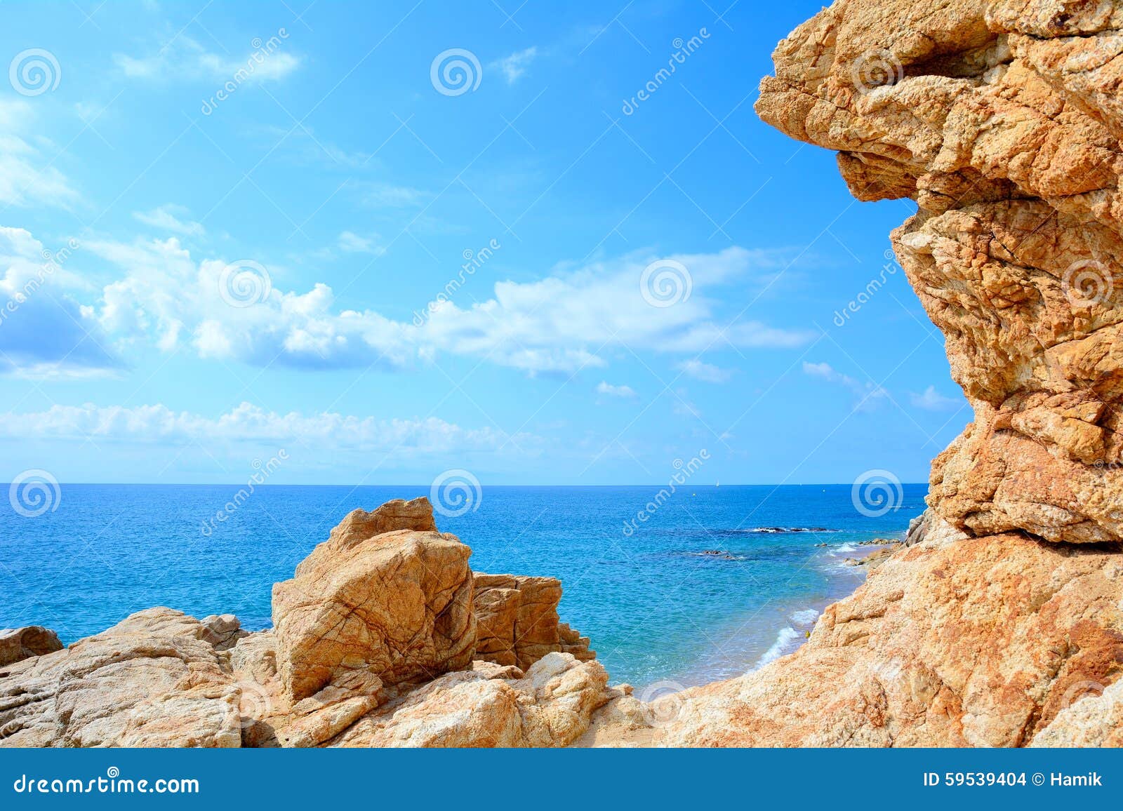 Strand mit Felsen stockfoto. Bild von welle, reise, wasser - 59539404