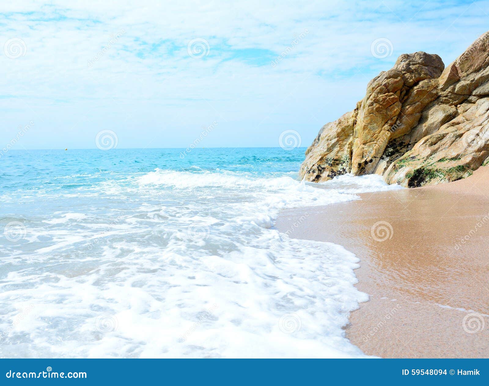 Strand mit Felsen stockfoto. Bild von spanien, schön - 59548094