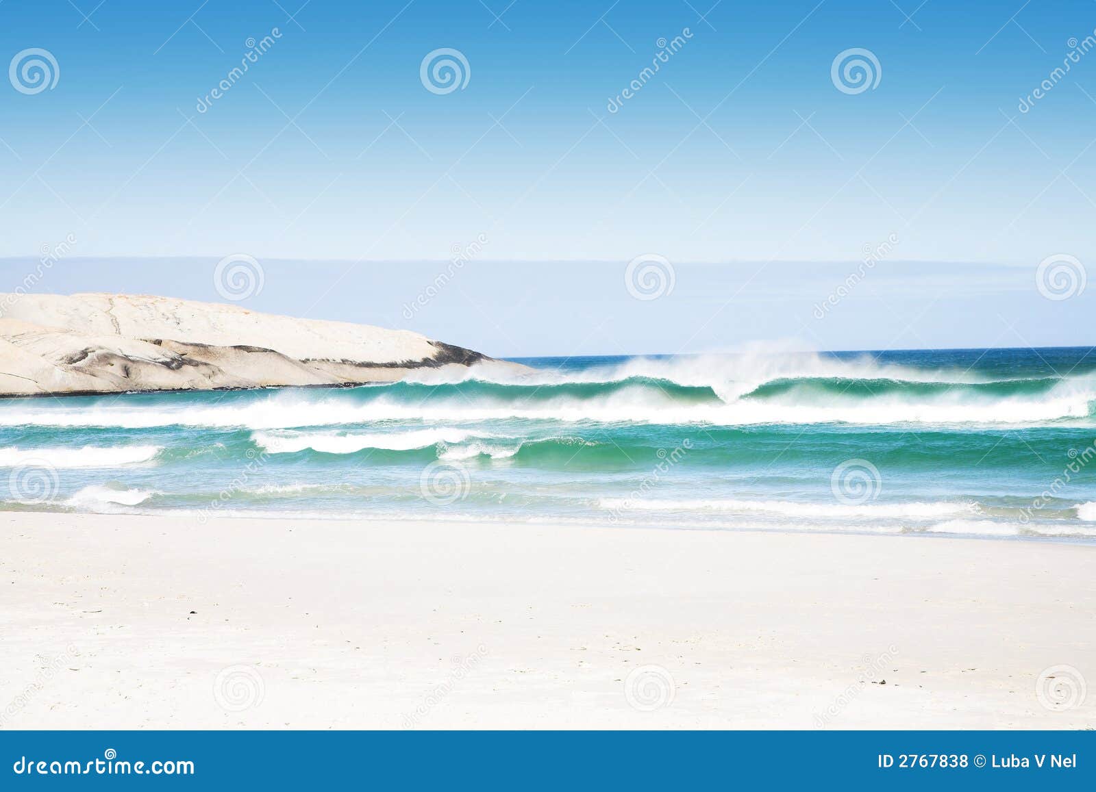 Strand mit Wellen stockfoto. Bild von nave, sand, platz - 2767838