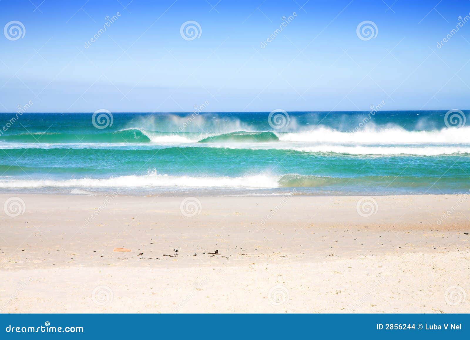 Strand mit Wellen stockfoto. Bild von platz, tageslicht - 2856244