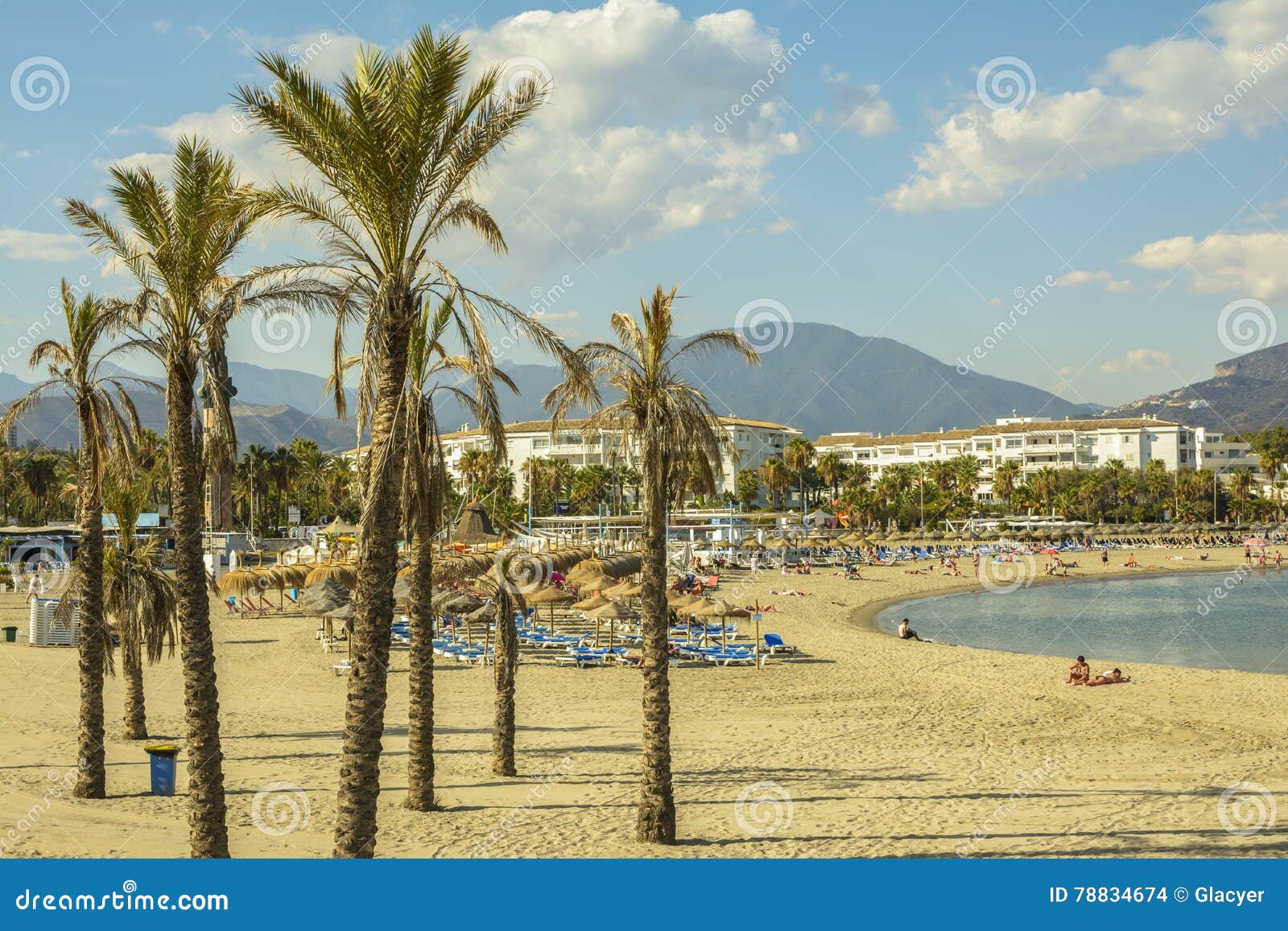 Strand Puerto Banu, Marbella, Spanien Redaktionelles Stockbild - Bild ...
