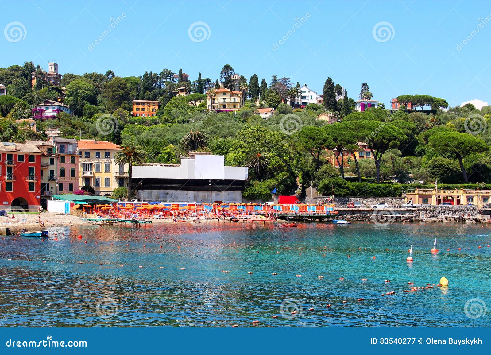 Strand in Rapallo, Italië stock afbeelding. Image of overzees - 83540277