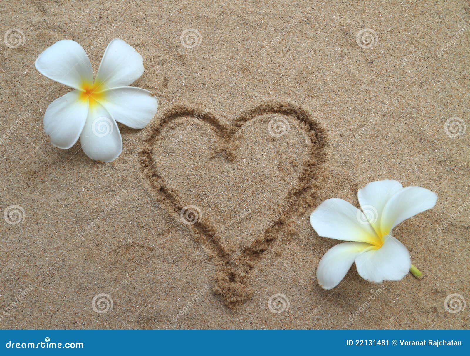 Strand tecknad hjärtasand fotografering för bildbyråer. Bild av symbol ...