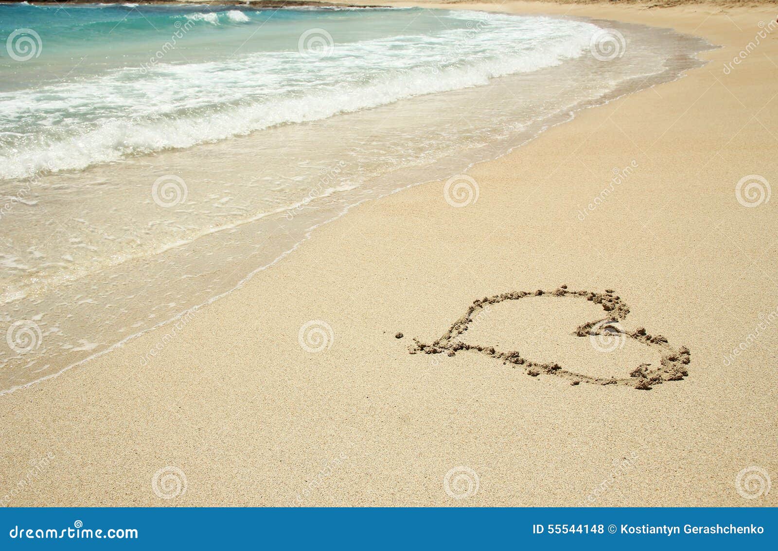 Strand tecknad hjärtasand arkivfoto. Bild av bröllopsresa - 55544148