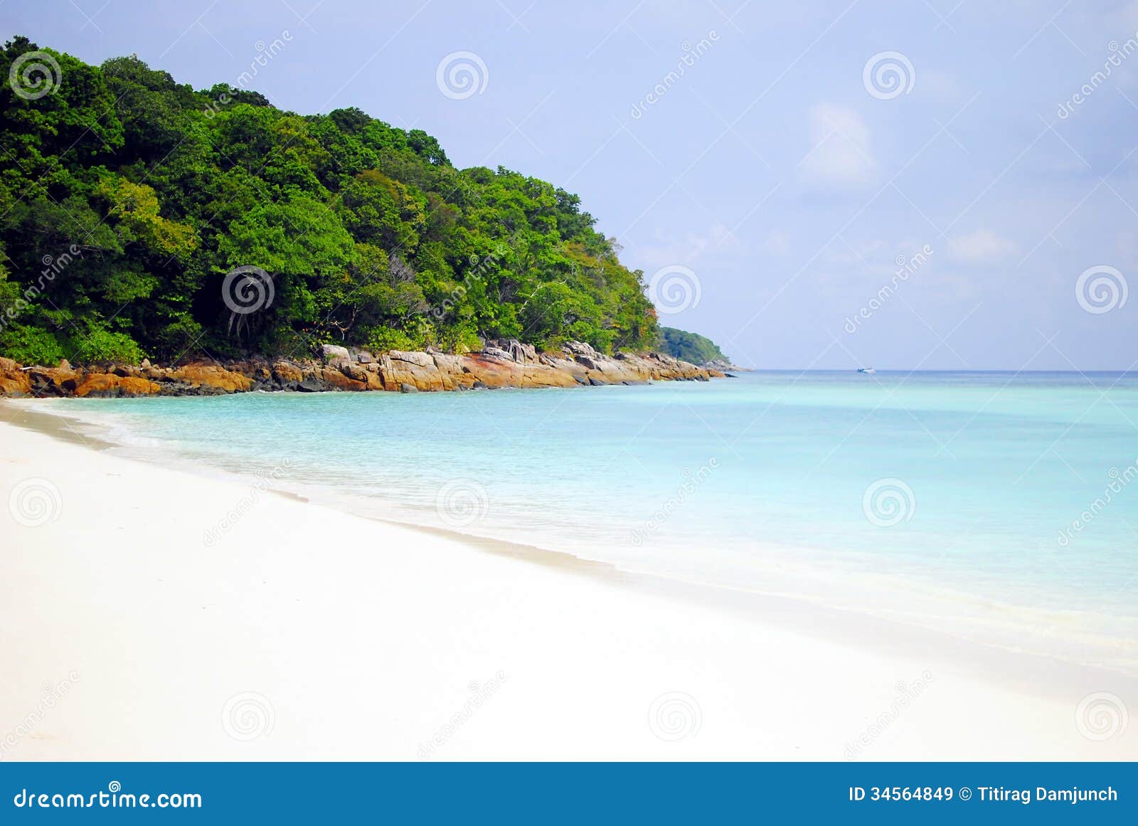 Strand und blauer Ozean stockbild. Bild von reise, sand - 34564849