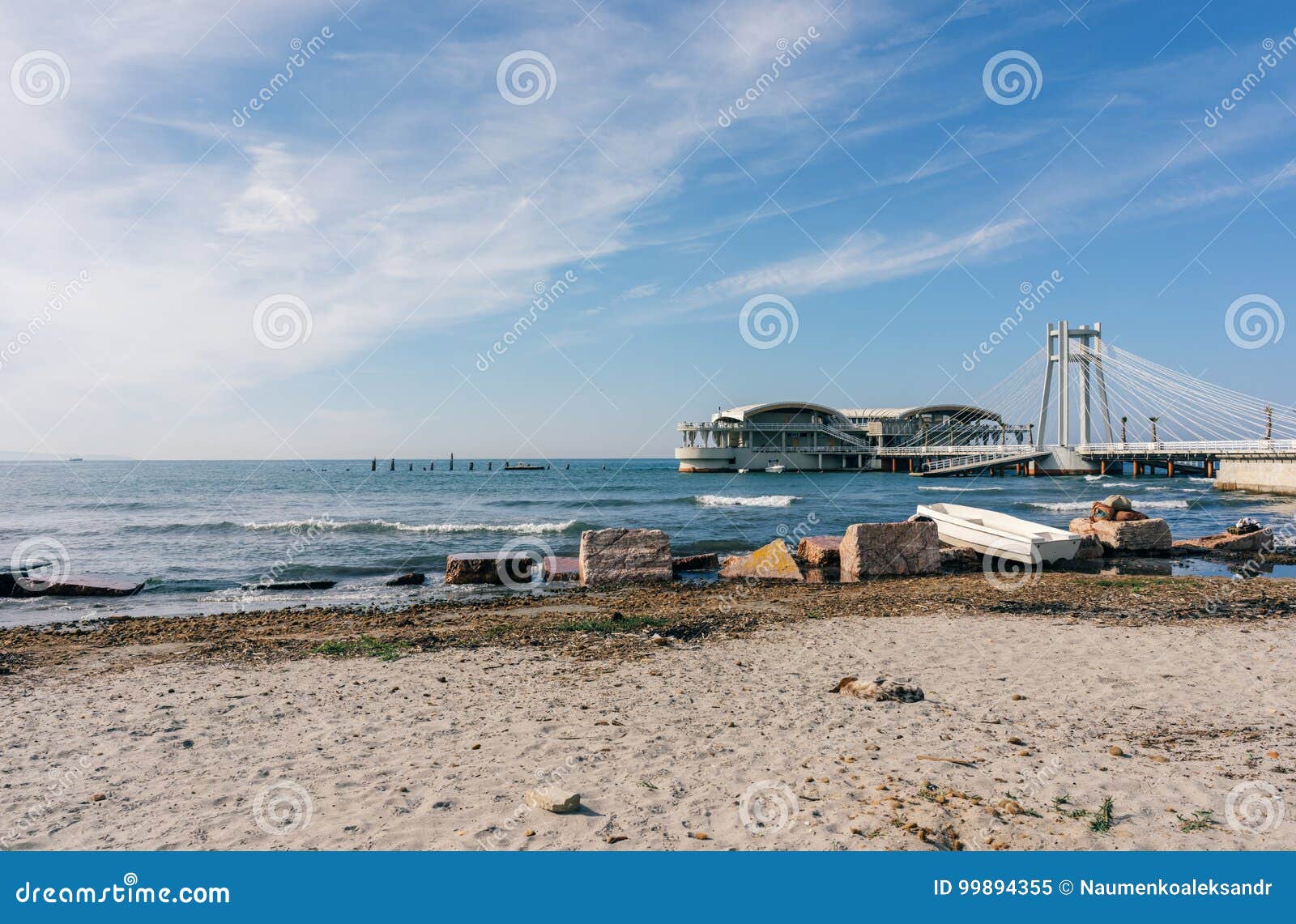 Strand Und Pier in Durres - Albanien Redaktionelles Bild - Bild von ...