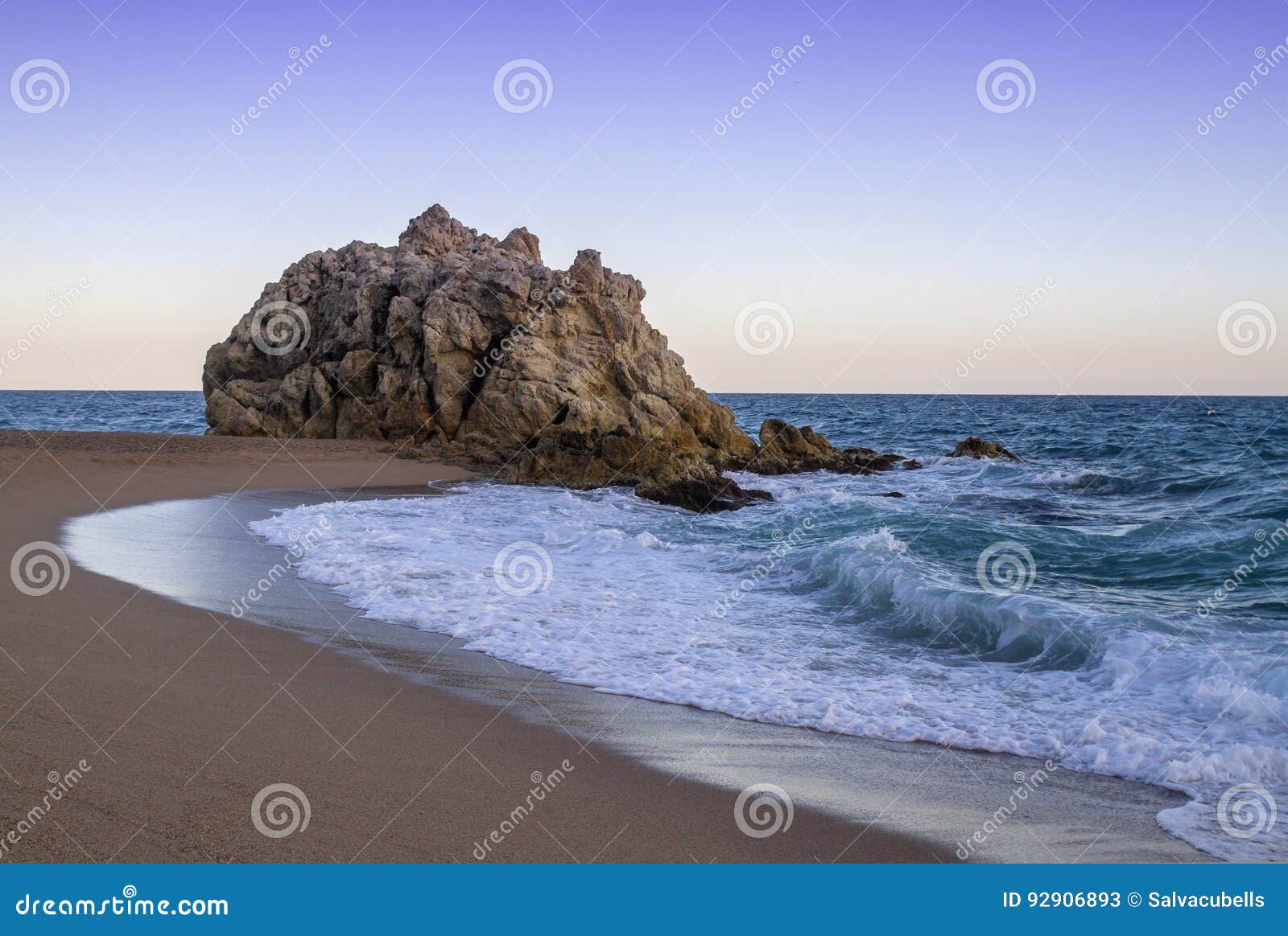 Strand Van Calella Bij Zonsondergang Barcelona Stock Afbeelding - Image ...