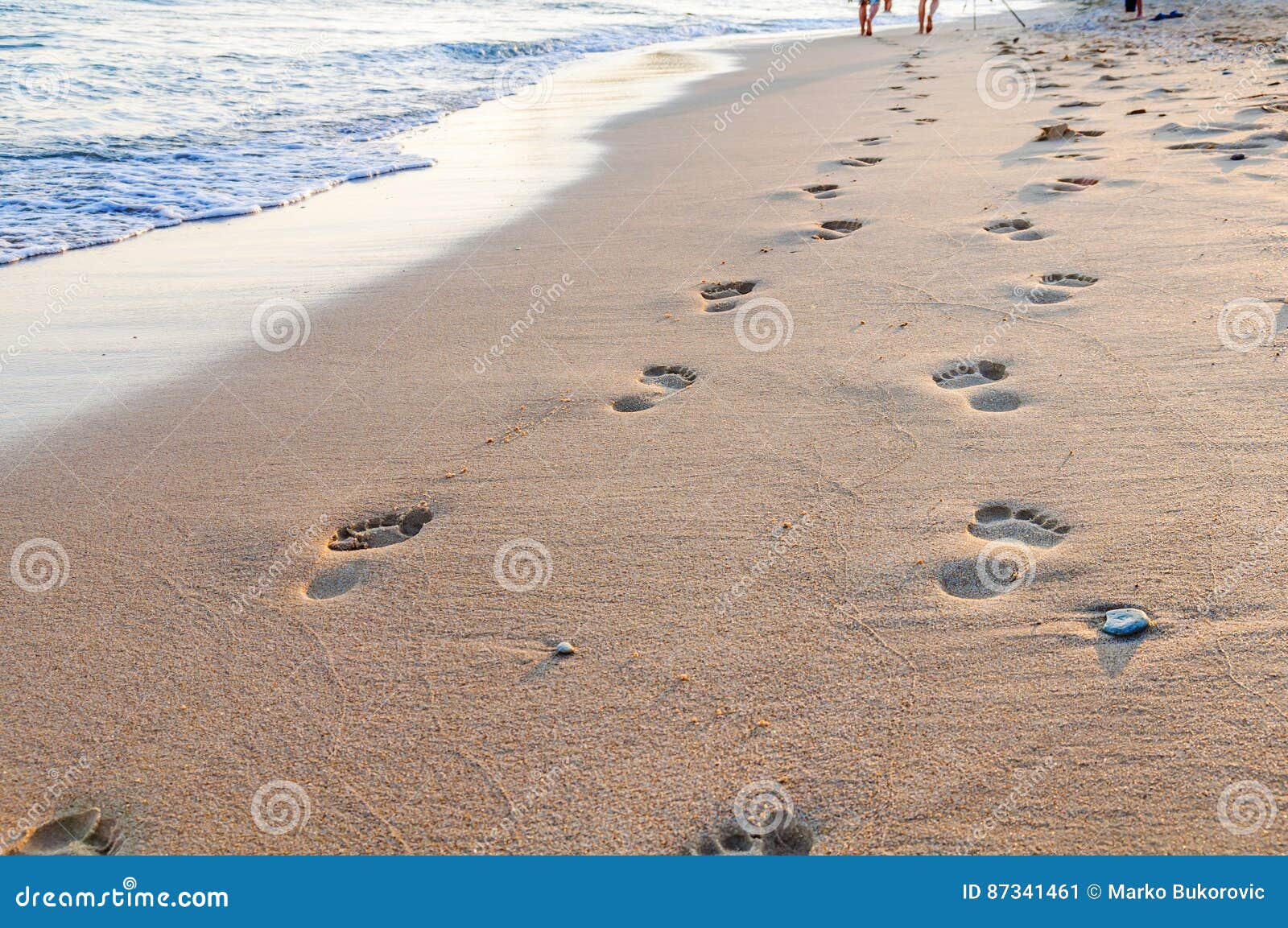 Strand, Welle Und Schritte in Griechenland Stockbild - Bild von ...