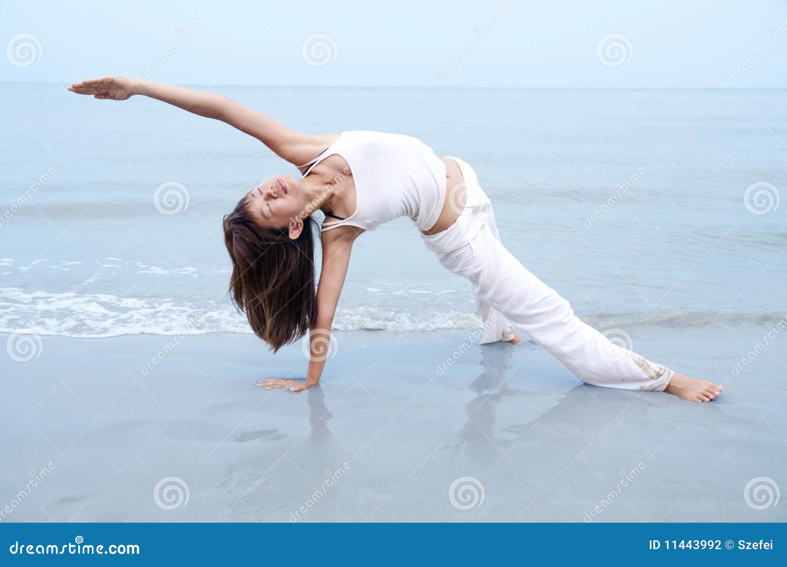Strand-Yoga stockfoto. Bild von erwachsener, konzepte - 11443992