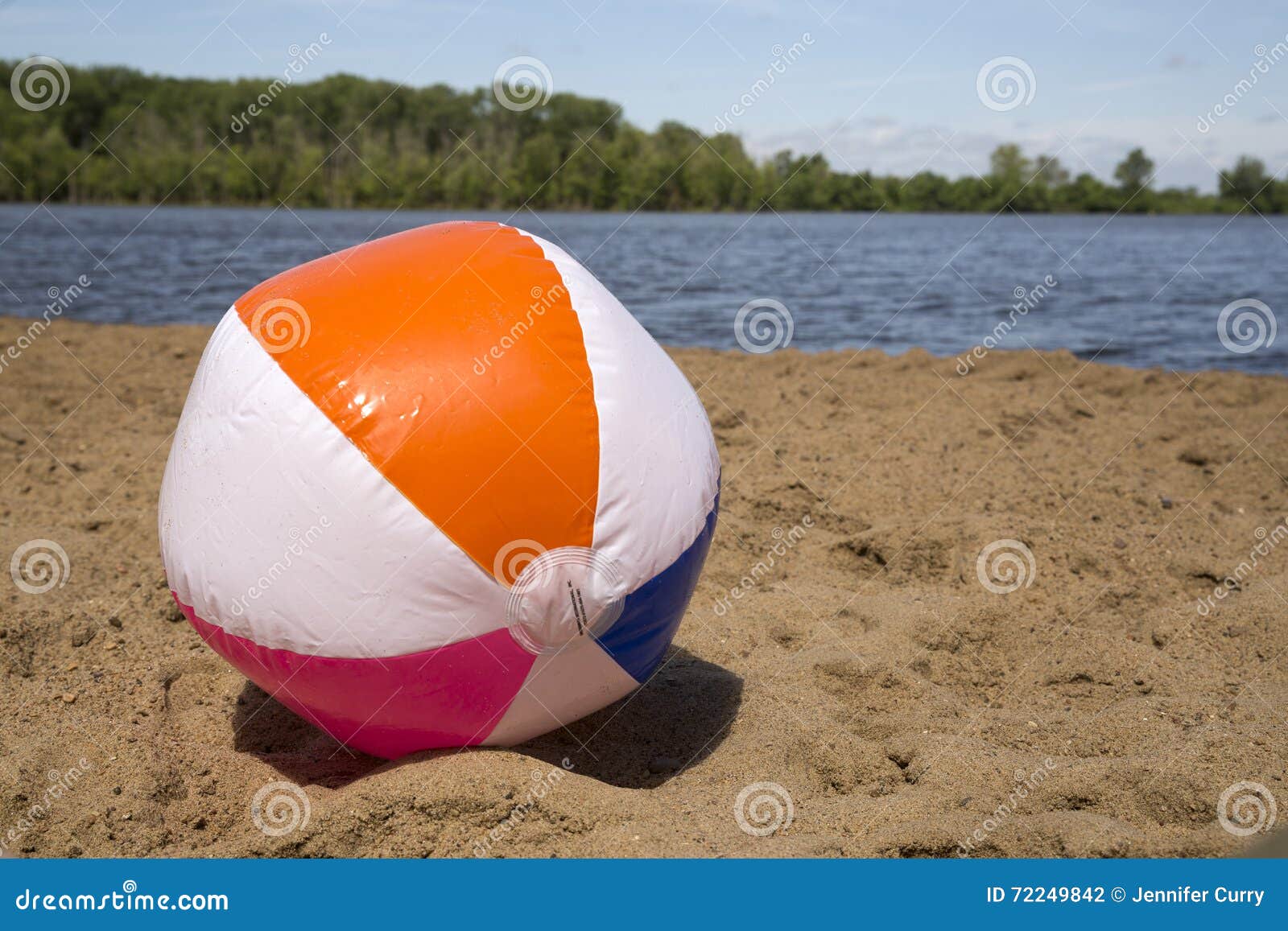 Strandbal bij het meer stock foto. Image of zand, landschap - 72249842