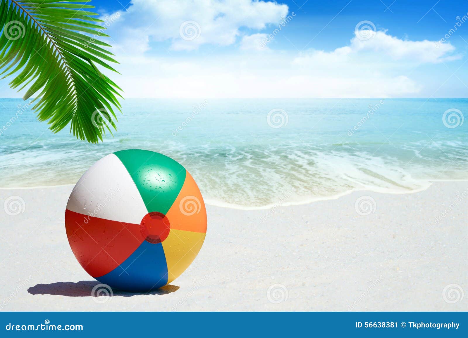 Strandbal op zandig strand stock afbeelding. Image of speelgoed - 56638381