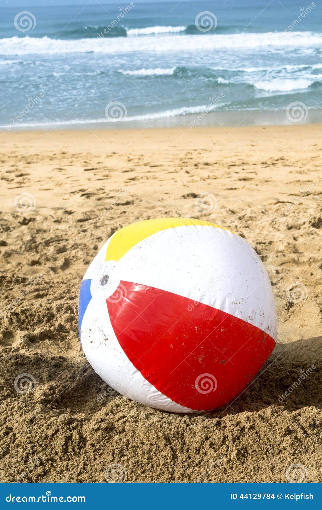 Strandbal in zand stock foto. Image of schuimend, plastiek - 44129784