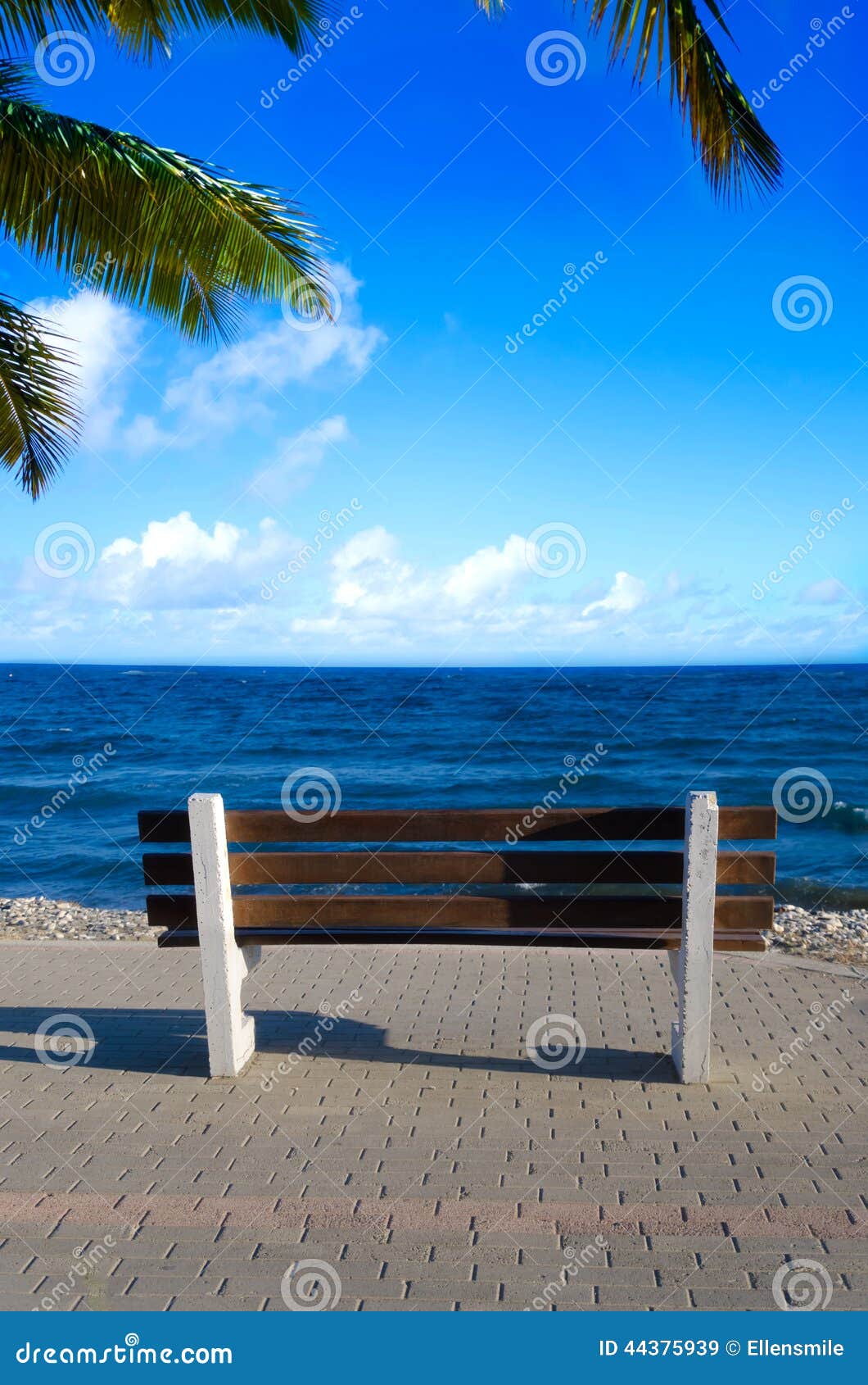 Strandbank stock afbeelding. Image of rust, zitting, hemel - 44375939