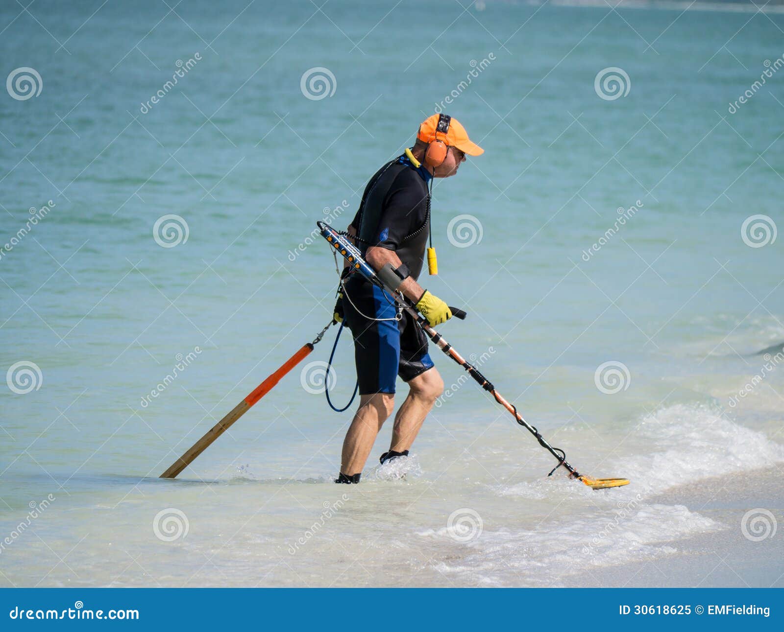 Strandbezoeker Met Metaaldetector Op Het Strand Redactionele Afbeelding ...