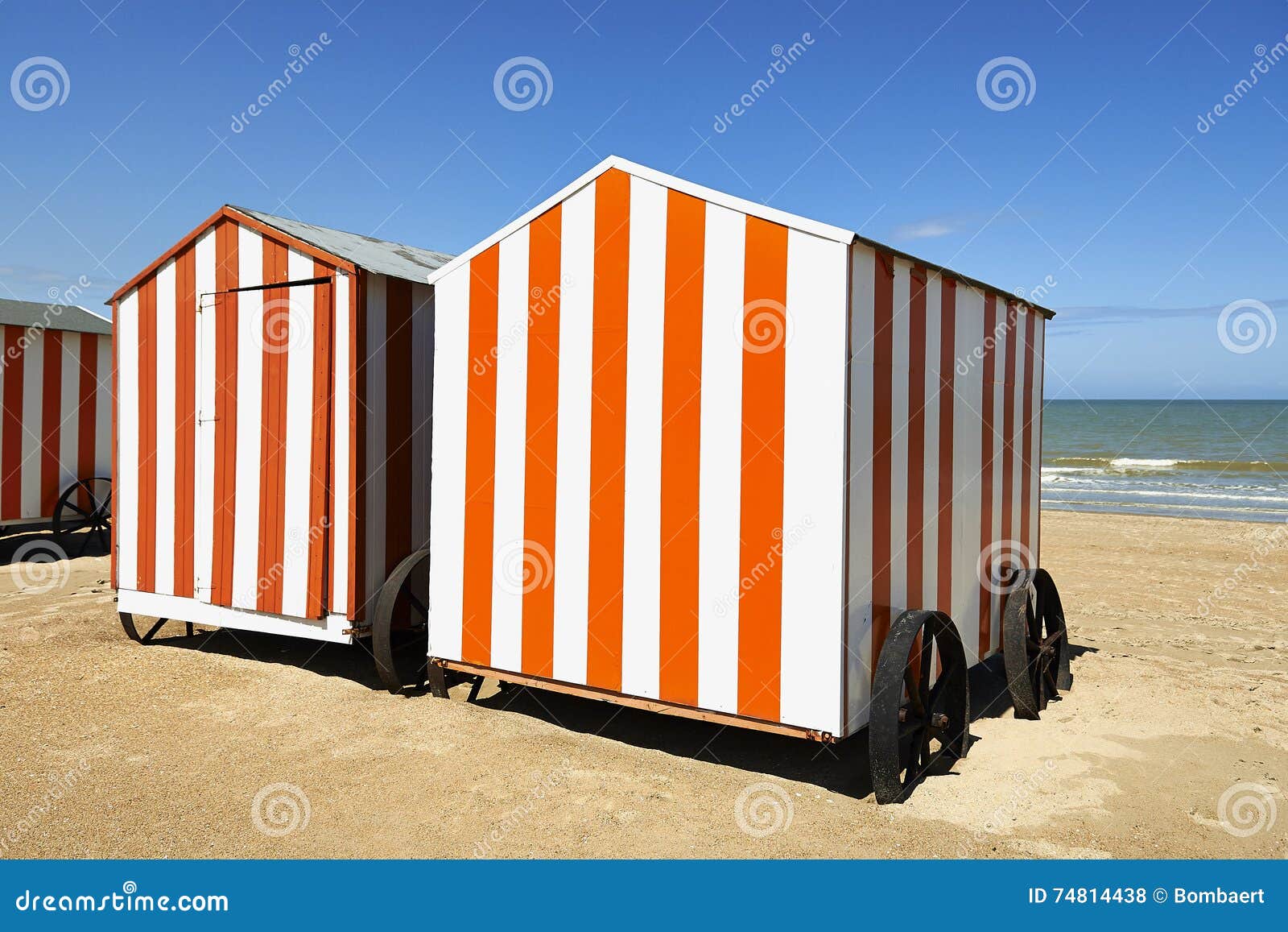 Strandcabines in Northsea, België Stock Foto - Image of strand, cabine ...