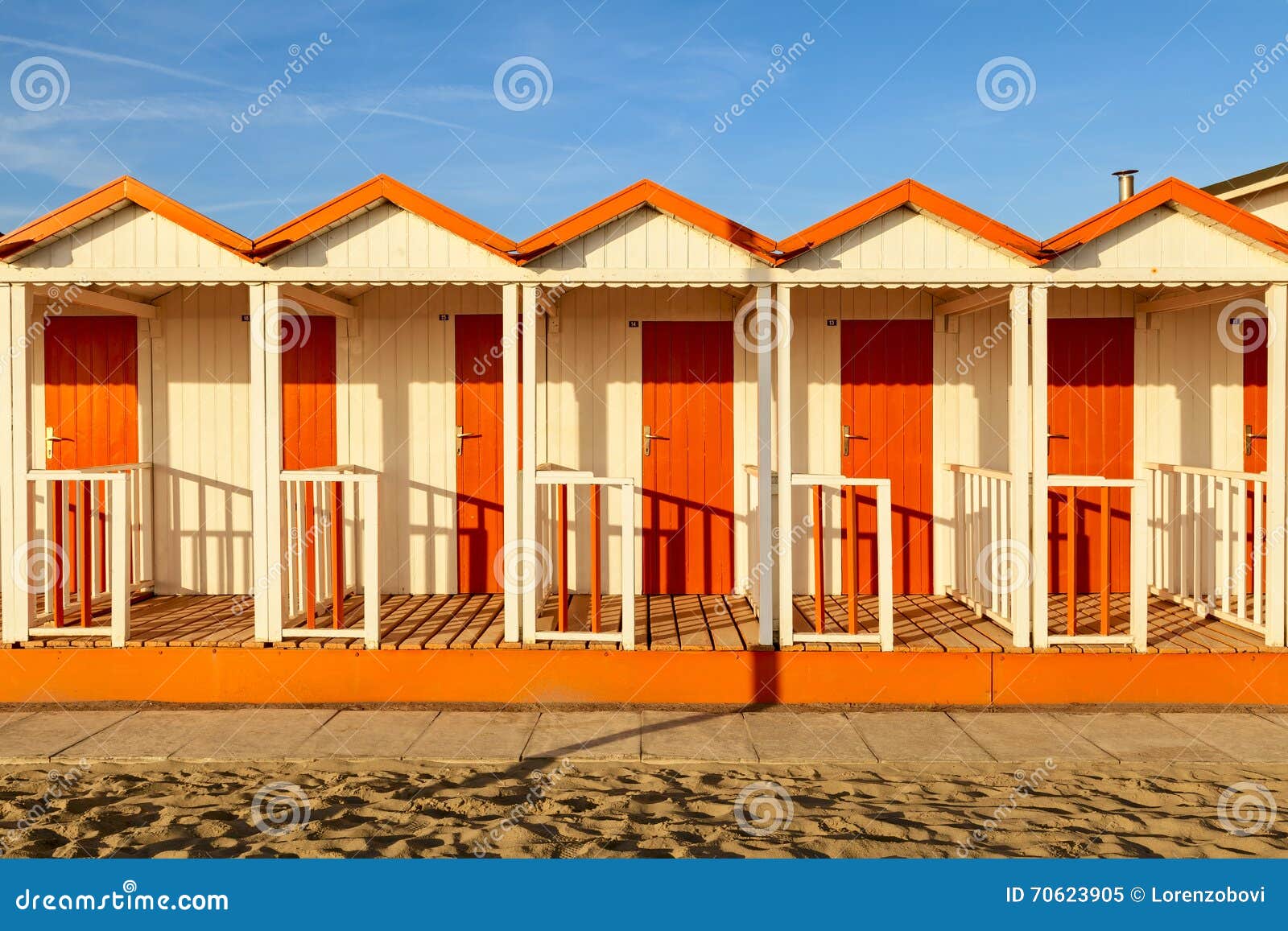 Strandcabines Op Een Zonsondergangogenblik Stock Afbeelding - Image of ...