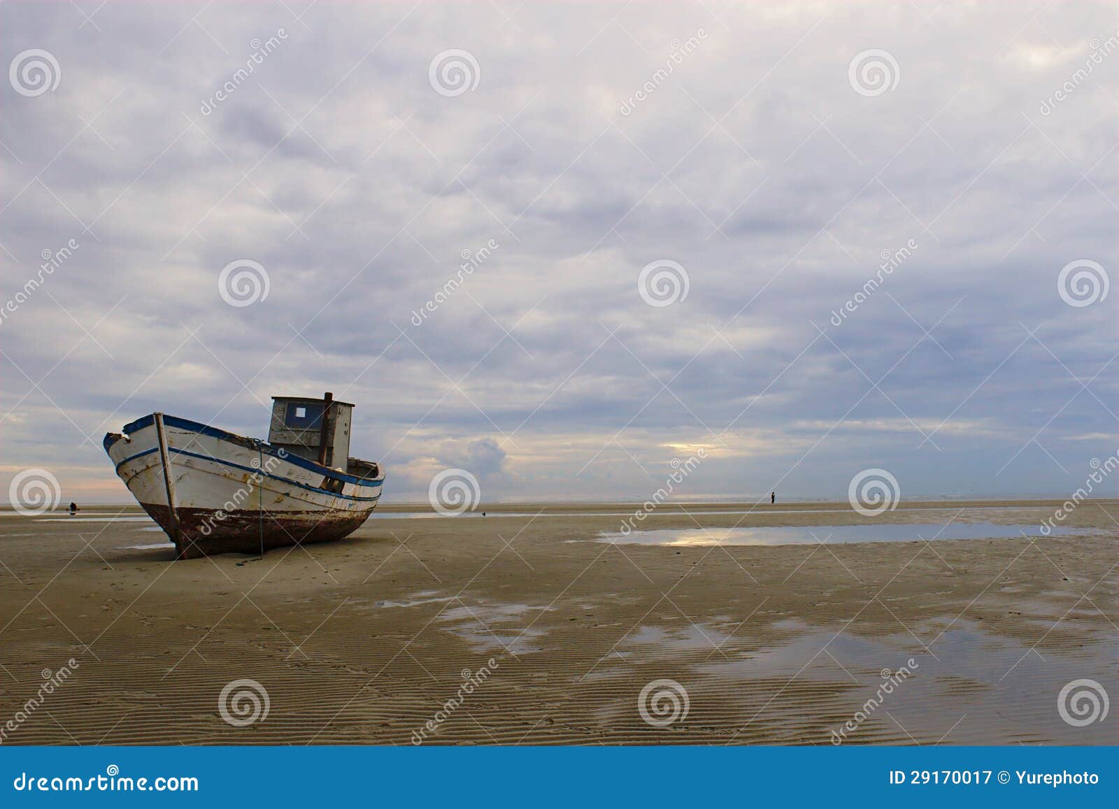 Stranded fishing boat stock image. Image of strand, horizontal - 29170017