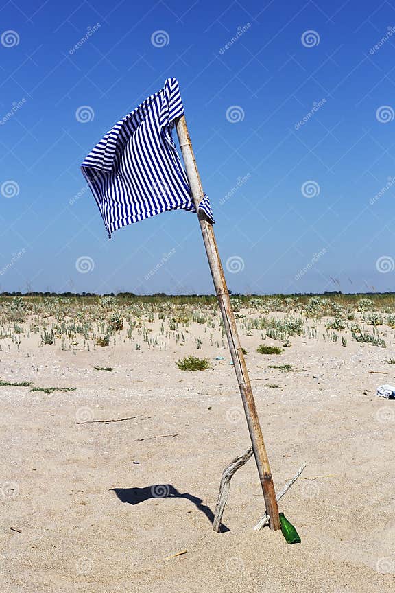 Strandflagge stockfoto. Bild von hintergrund, wind, ufer - 58415060