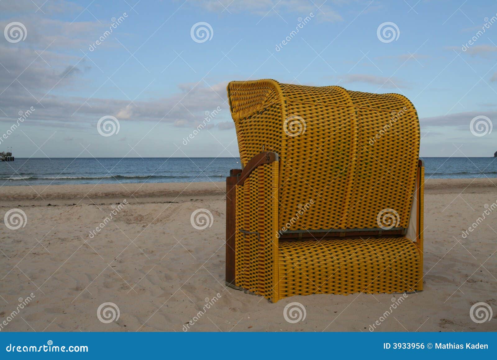 Strandkorb germanooriental foto de archivo. Imagen de litoral - 3933956