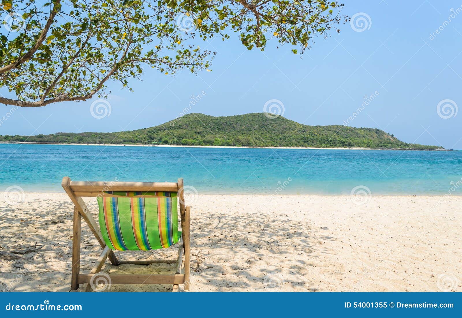 Strandstuhl Auf Dem Sand Mit Insel Stockbild - Bild von stuhl, küste ...