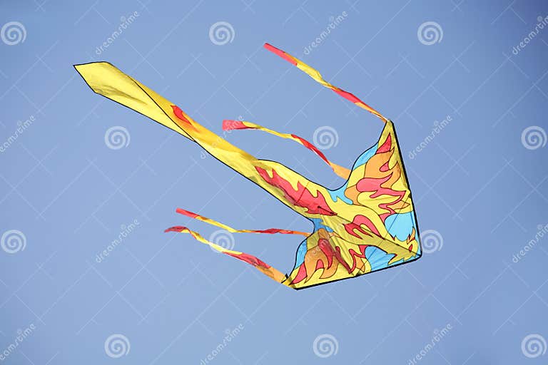 Strandszene: Fliegen Eines Drachens Stockfoto - Bild von freude, luft ...