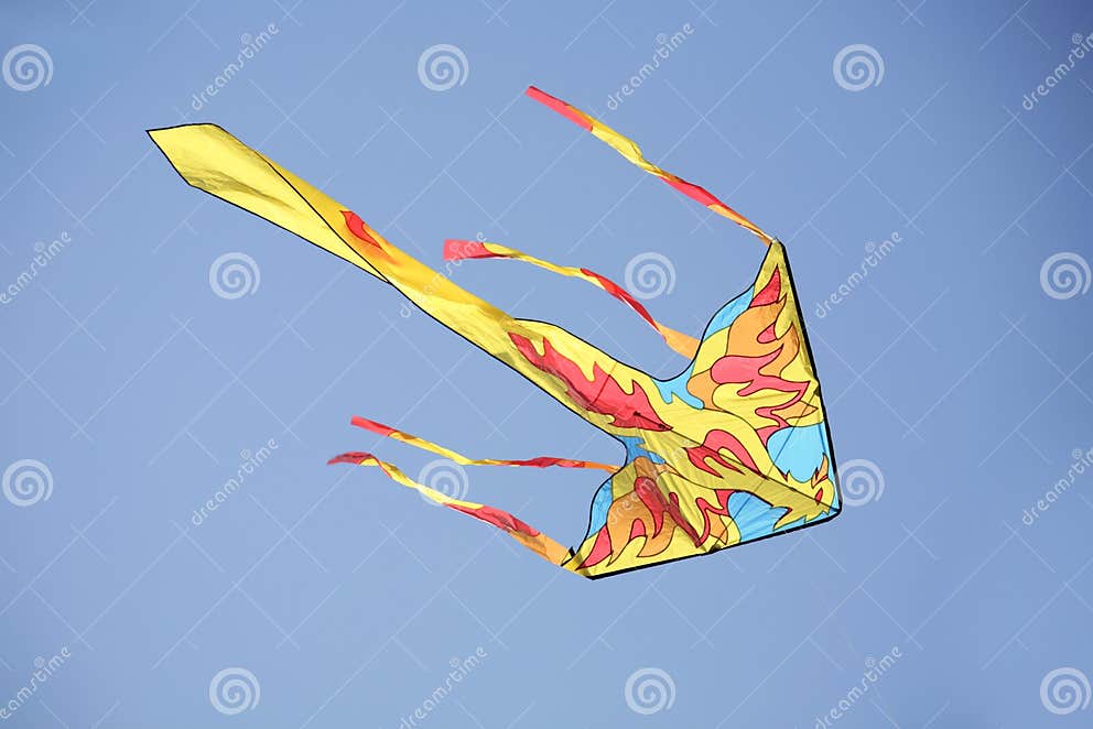 Strandszene: Fliegen Eines Drachens Stockfoto - Bild von freude, luft ...