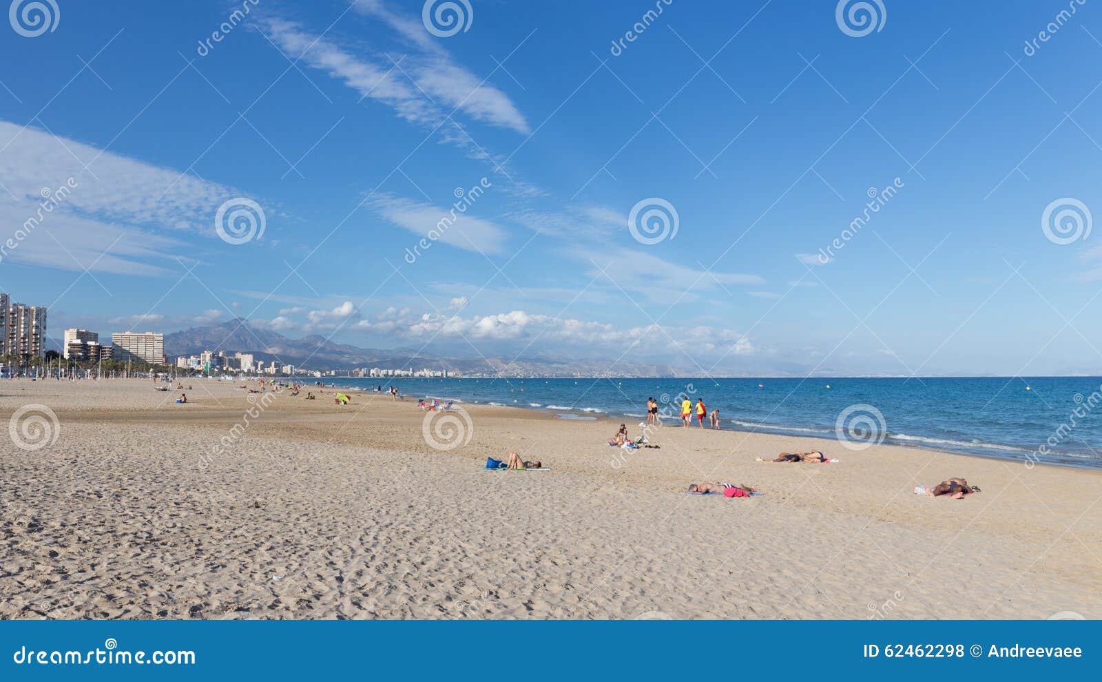 Strandvakantie in Spanje redactionele stock foto. Image of zand - 62462298