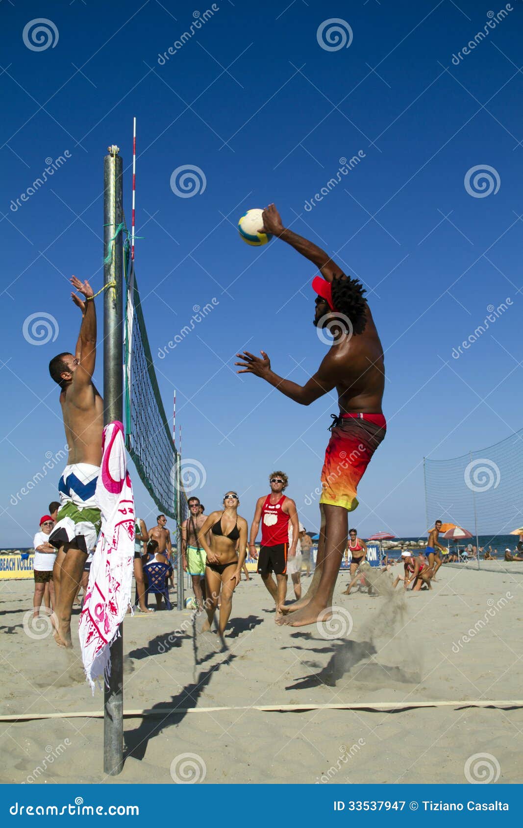 Strandvolleyball redactionele fotografie. Image of atleet - 33537947