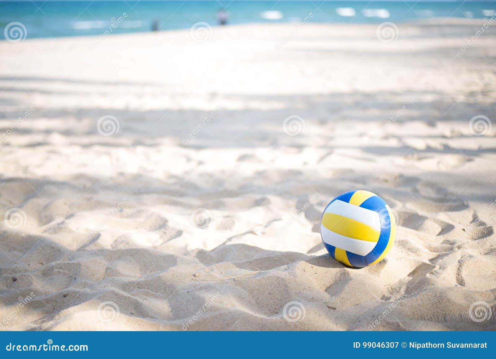 Strandvolleyball Op Het Strand Stock Afbeelding - Image of activiteit ...