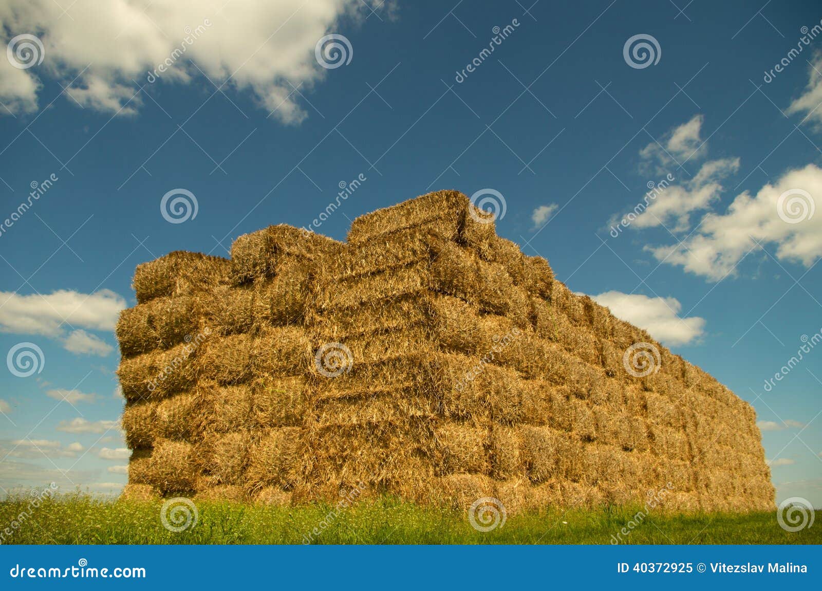 Straw Cube Royalty-Free Stock Image | CartoonDealer.com #94845934